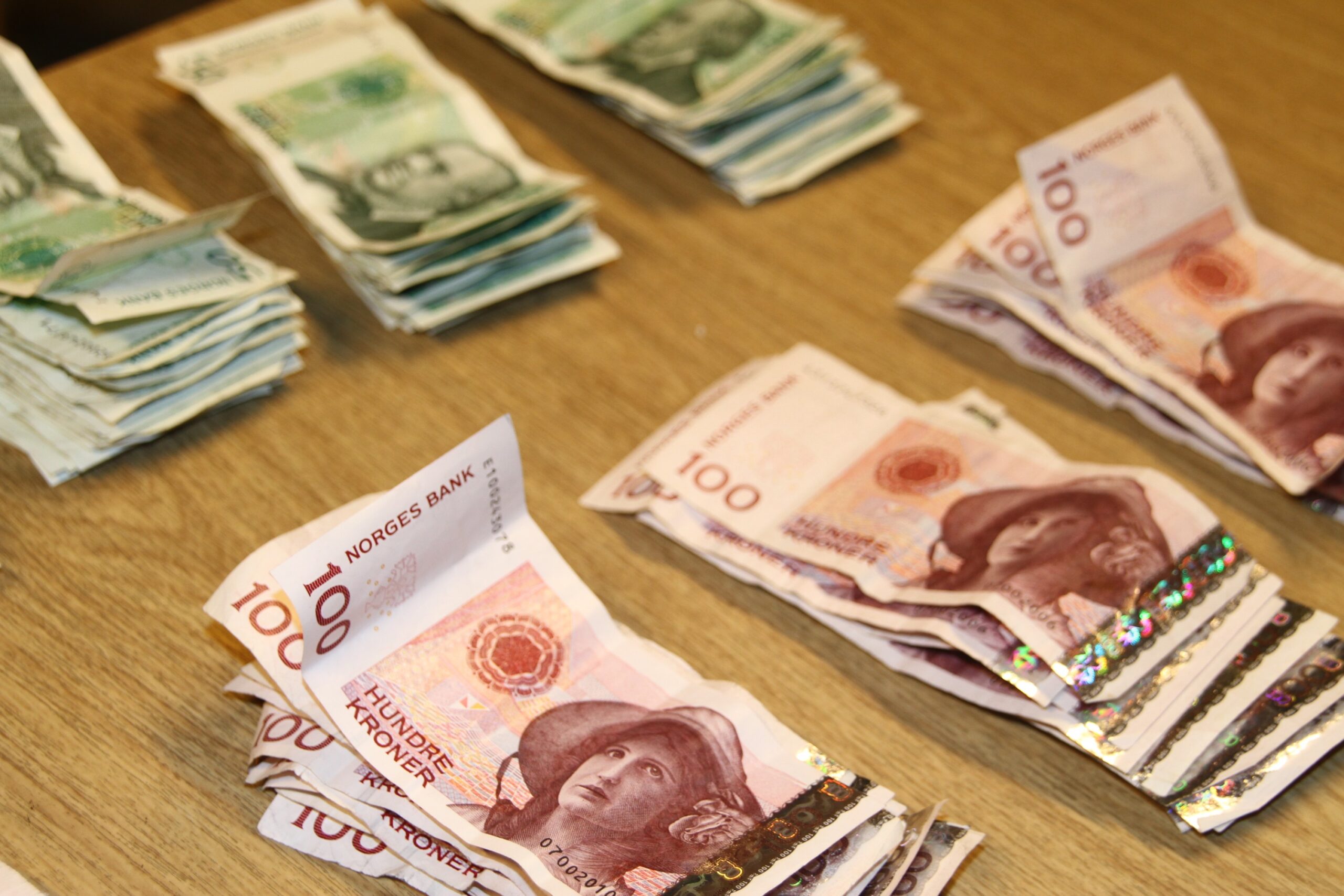 De gamle 100- og 200-lappene blir ugyldige – Radio Rjukan